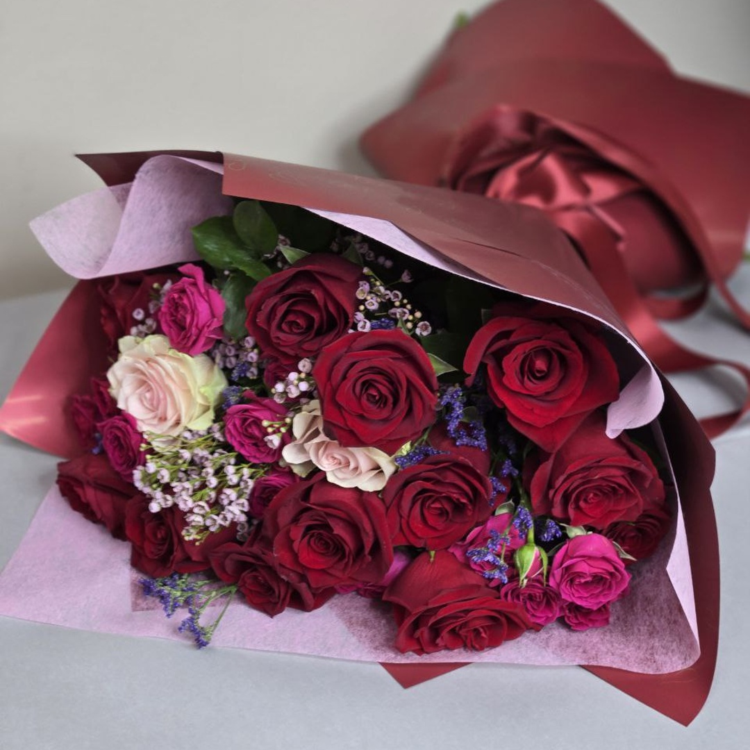 Red and Hot Pink Roses Bouquet 'Bella Fleur'