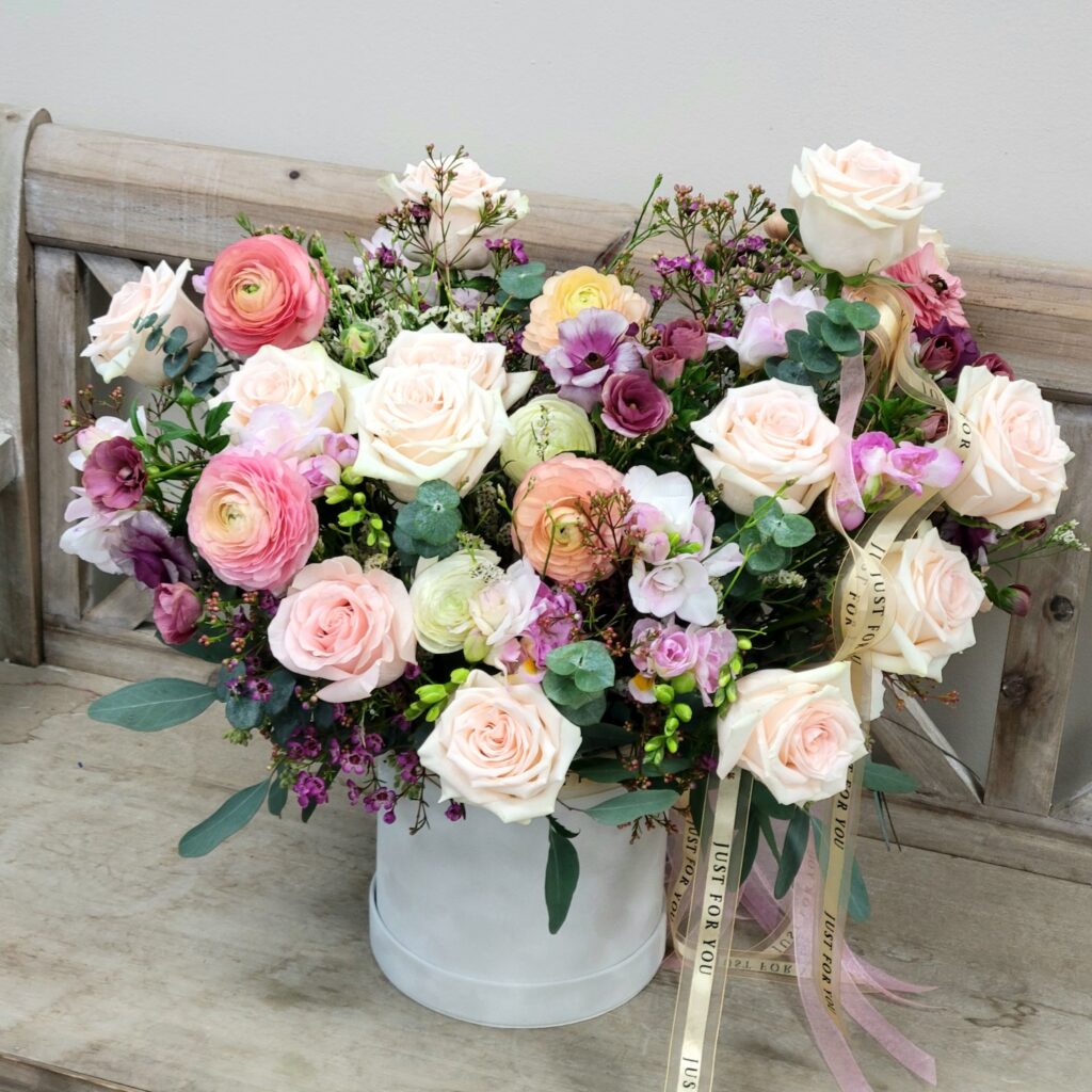 Dancing Petals - Hat Box with Mix Flowers